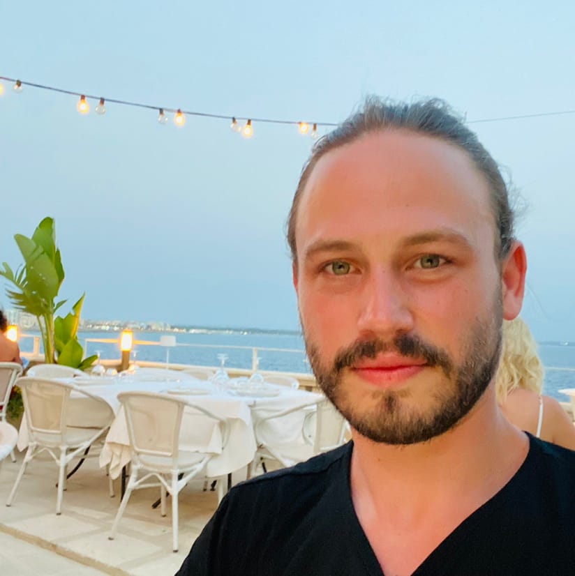 Book Services in Miami, FL with Lyle D (LYLE38919)