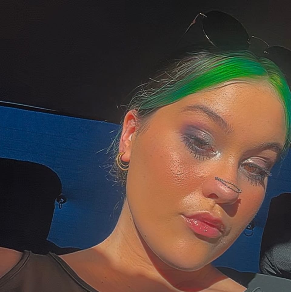 Book Services in Gladstone, OR with Gabrielle V (GABRIELLE31789)