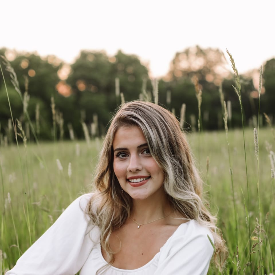 Book Services in DeWitt, IA with Bailey H (BAILEY92045)