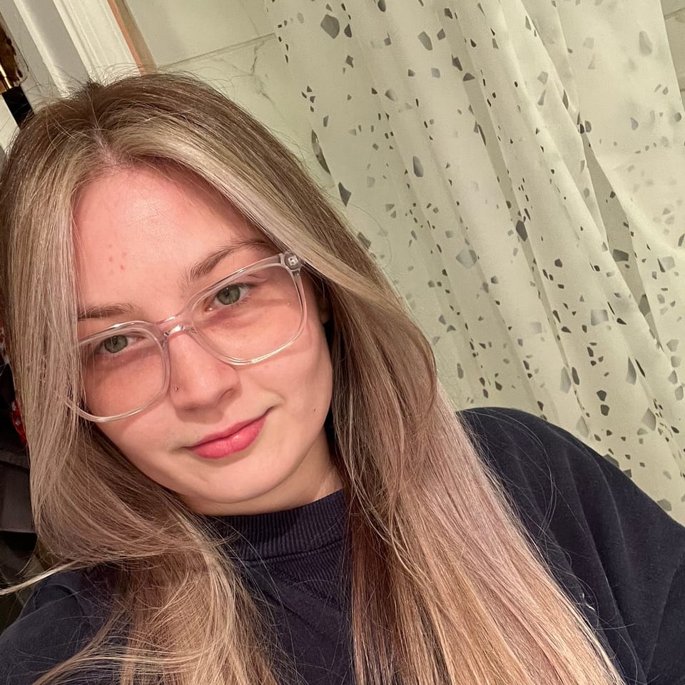 Book Services in Lake Ridge, VA with KayLee M (KAYLEE07657)