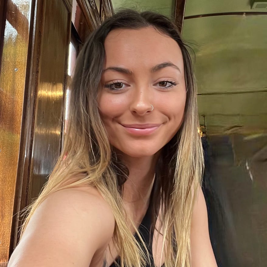 Book Services in Marietta, PA with Carley M (CARLEY75866)