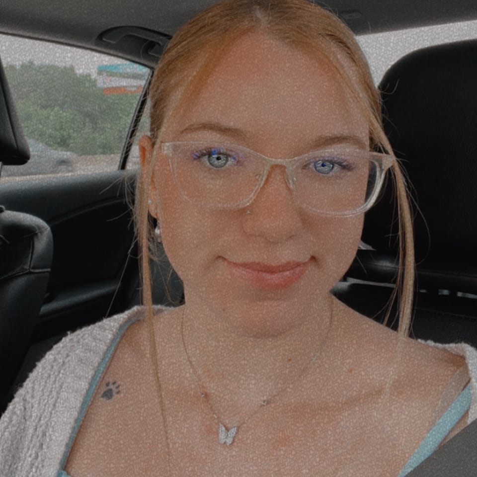 Book Services in Blacksburg, VA with Kaylee F (KAYLEE12113)