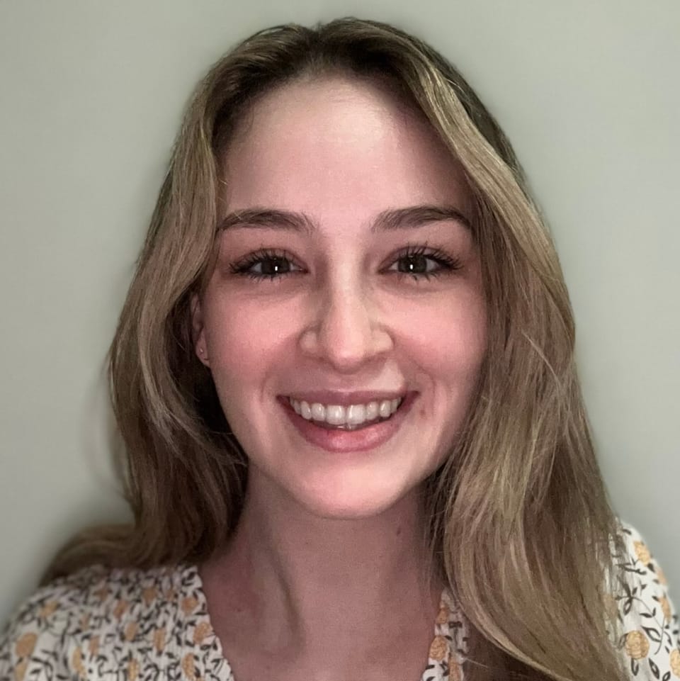 Book Services in Alexandria, VA with Alexis R (ALEXIS98335)