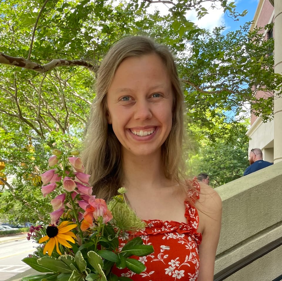 Book Services in Woodbury, MN with Lydia S (LYDIA03464)