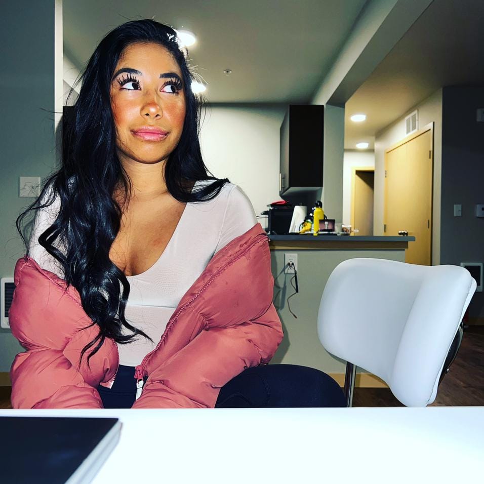 Book Services in Snoqualmie, WA with Joycelyn L (JOYCELYN79289)