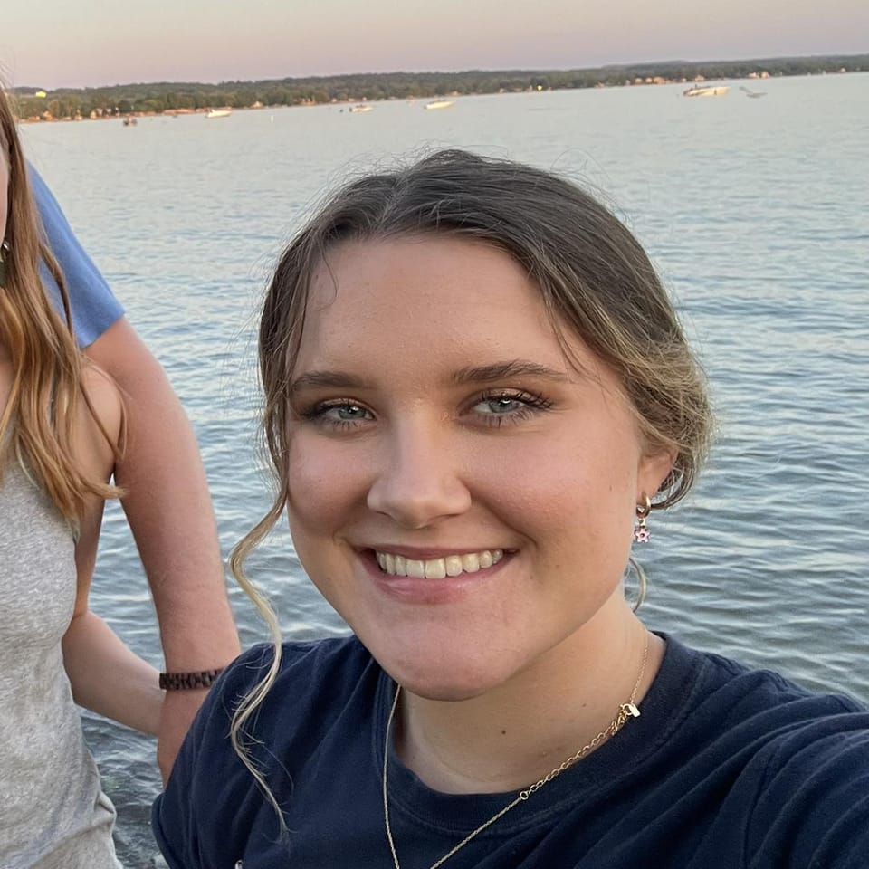 Book Services in Grove City, OH with Madelyn B (MADELYN72676)