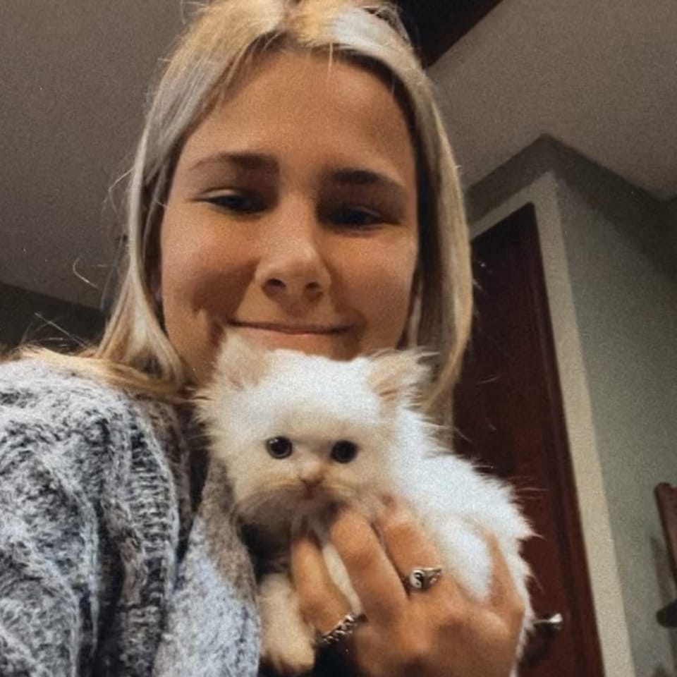 Book Services in Brighton, MI with Delaney G (DELANEY50121)