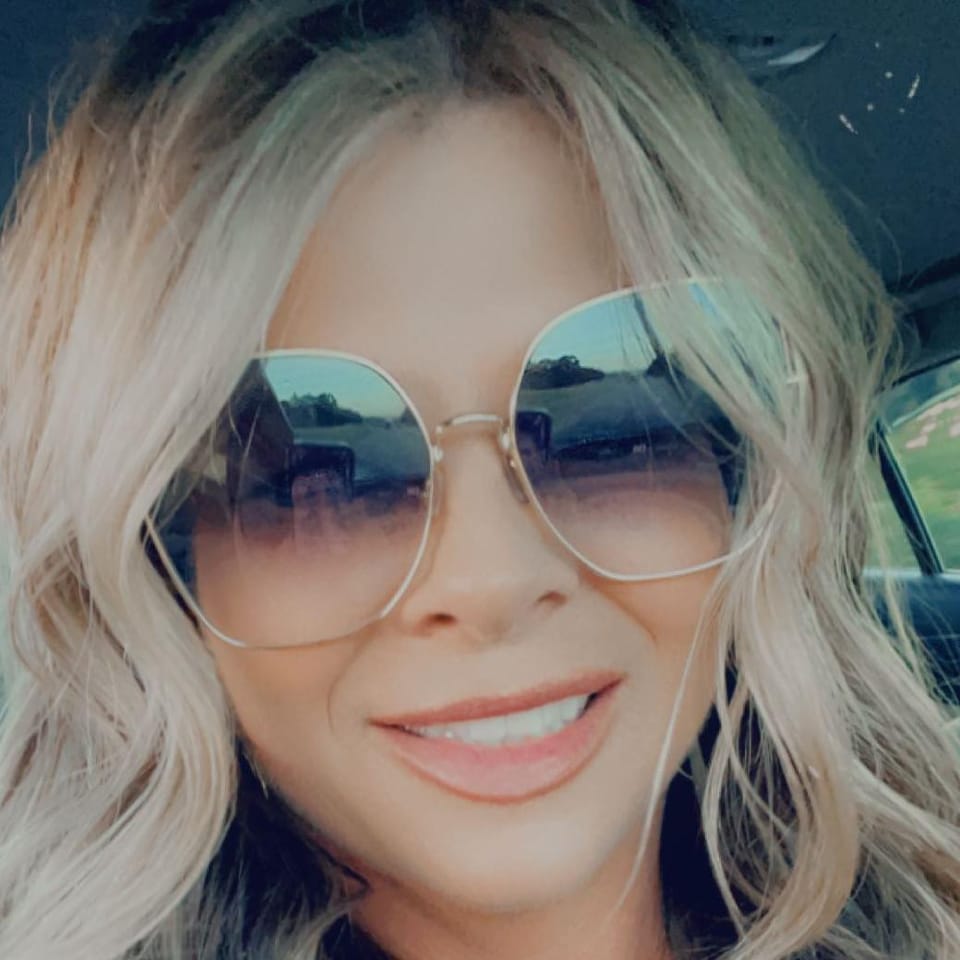 Book Services in Elida, OH with Stacey K (STACEY70809)