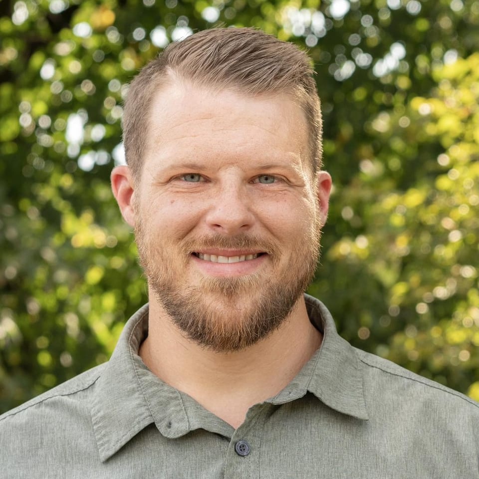 Book Services in Springfield, MO with Derek L (DEREK09447)